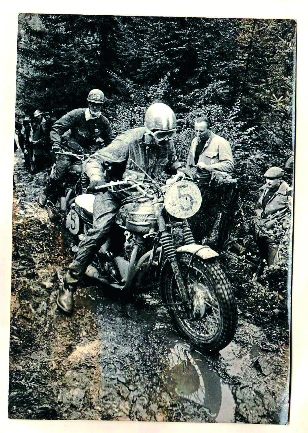 Ekins’ Triumph jumps to new world record | Classic Dirt Bike Magazine